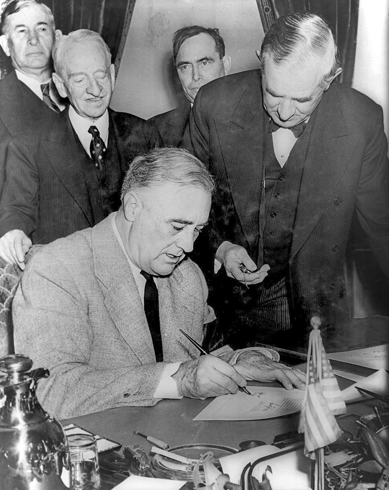 https://upload.wikimedia.org/wikipedia/commons/a/ab/Franklin_Roosevelt ...