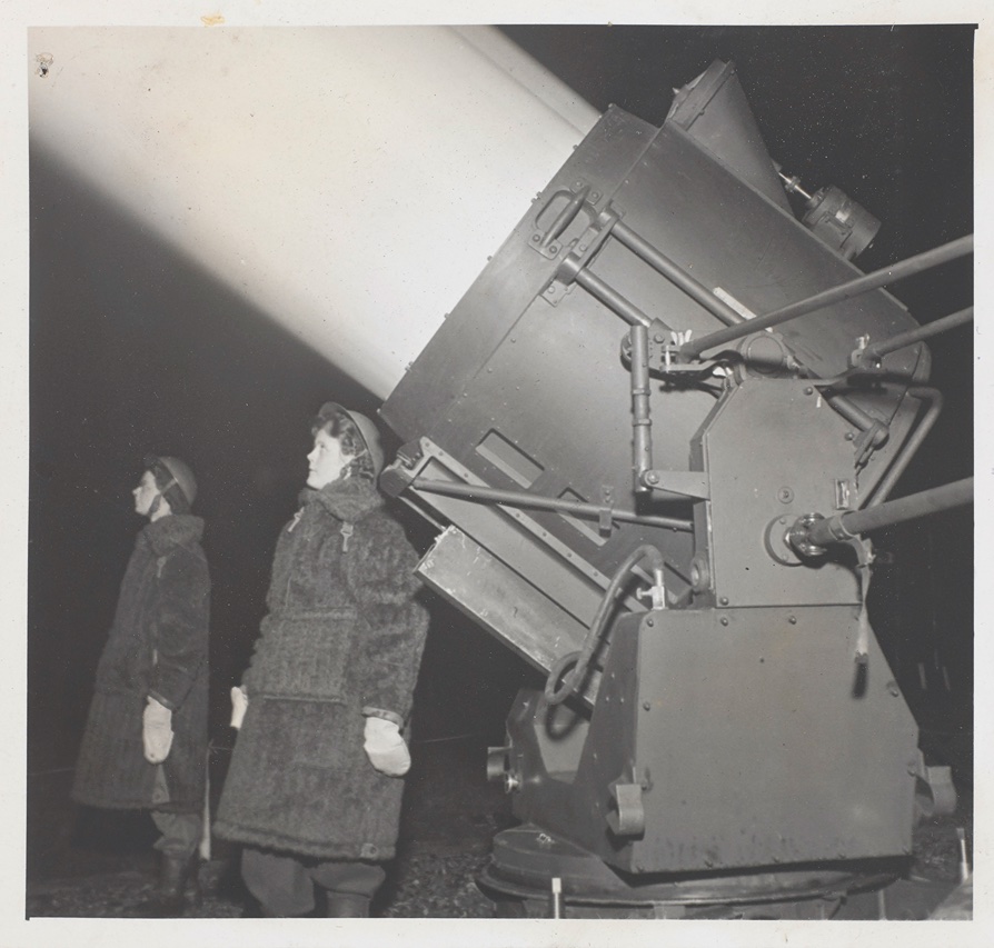 Photograph of Auxiliary Territorial Service searchlight crew, 93rd (M ...