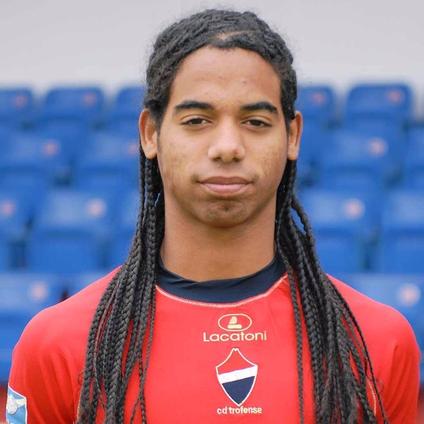 2007 - 19 anos - Fábio Paím emprestado ao Trofense - 13 jogos - 1 golo ...