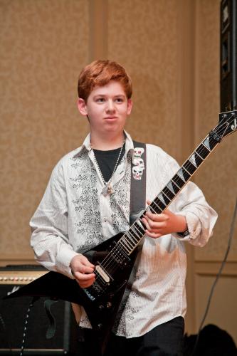 Tyler empezó tocar la guitarra cuando él tenía diez años.