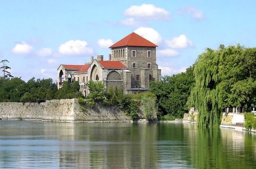 A Vértes- hegységet tölgy- és bükkerdők borítják.