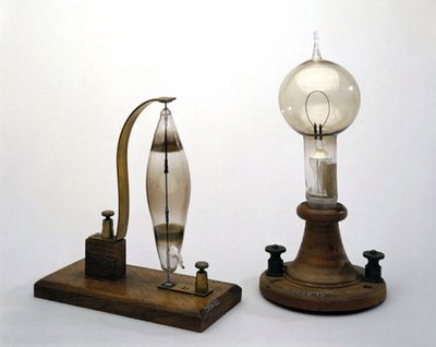 1879: Josep Swan patenta su bombilla incandescente, con filamento de ...