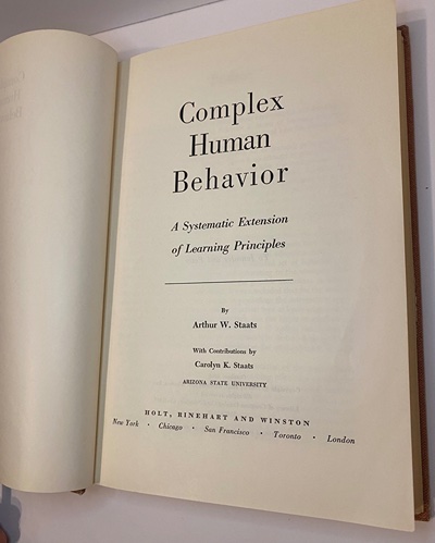1963: Arthur W. Staats (EE.UU.) publica Complex Human Behavior, donde ...