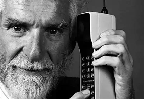 1973 – Primera llamada desde un teléfono móvil portátil