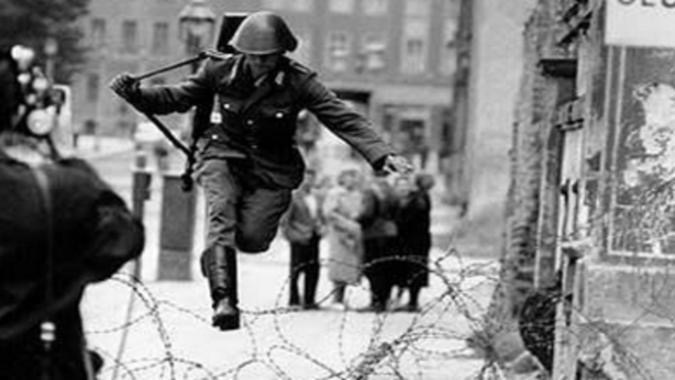 Ein Soldat flüchtet aus der DDR kurz vor dem Mauerbau.