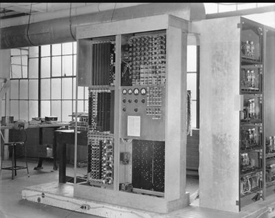 1949 EDVAC . Segunda computadora programable. También fue un prototipo ...