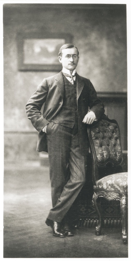 El químico alemán Otto Röhm investiga polímeros acrílicos. Empieza el ...