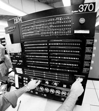 https://en.wikipedia.org/wiki/IBM_System/370#/media/File:Ordinateurs ...