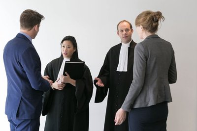 Bronwyn heeft op maandag 1 oktober een gesprek met een advocaat voordat ...