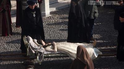 This is an image of Juliet's first funeral and her dad changing all her ...