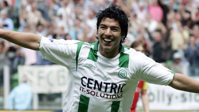 Suárez, vierend na zijn doelpunt voor FC Groningen.