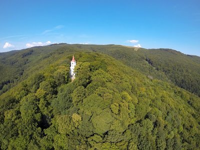 Az Alpok mint hatalmas hegykoszorú ível át Európa közepén ...