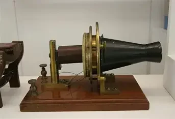 1876 → Alexander Graham Bell patenta el teléfono, considerado el primer ...