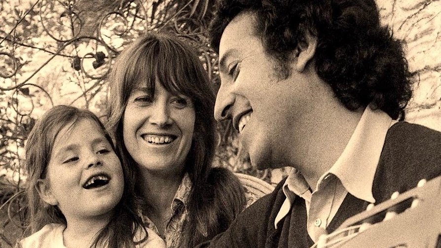 Víctor Jara con su esposa Joan Jara y su hija Amanda Jara