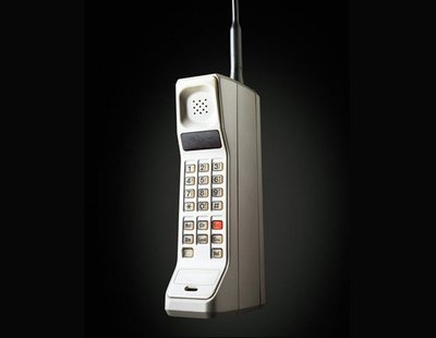 1983 Creación del primer teléfono celular