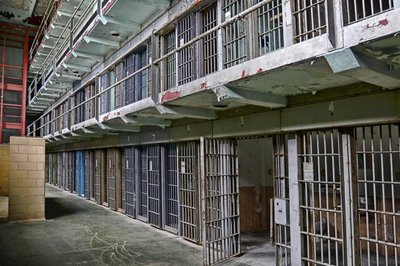 Segundo o CNJ, a população carcerária brasileira consiste de 726.712 ...