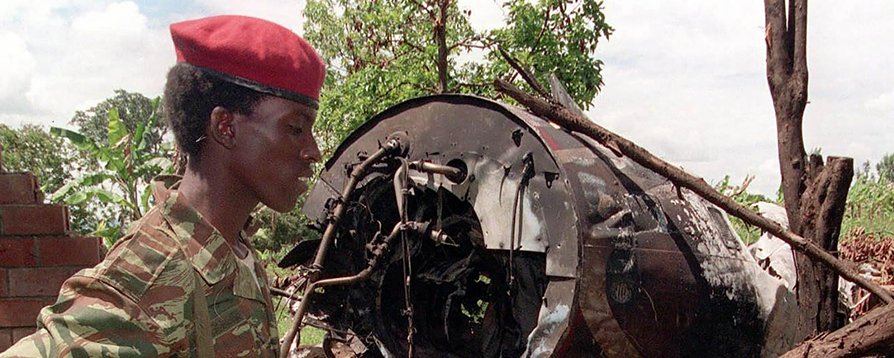 Un rebelle du Front patriotique rwandais (FPR) passe à proximité du ...