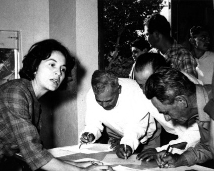 Dolores Huerta collecting signatures. Courtesy of SFO Musuem.