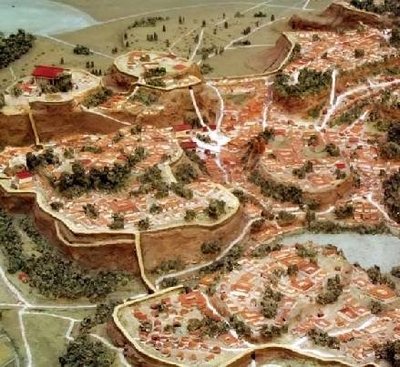 Az Itáliában kanyargó Tiberis folyó mentén, egy kedvező fekvésű, dombos ...