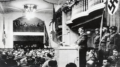 Hitler da un discurso a los participantes del fallido Putsch en el bar ...