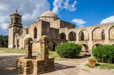 The Spanish established missions and presidios in Texas and across the ...