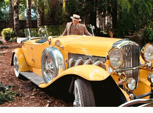 Gatsby picks up Nick to take him to the town for lunch in his new car.