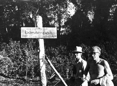 Paul Coremans y Manuel del Castillo Negrete durante su visita ala sitio ...