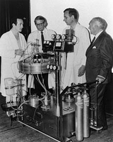 1956 John Jay Osborn y Frank Gerbode utilizaron su maquina corazon ...