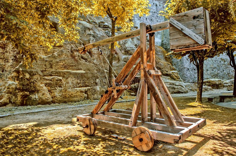 The strongest weapon of all from the middle ages, the wooden catapult ...