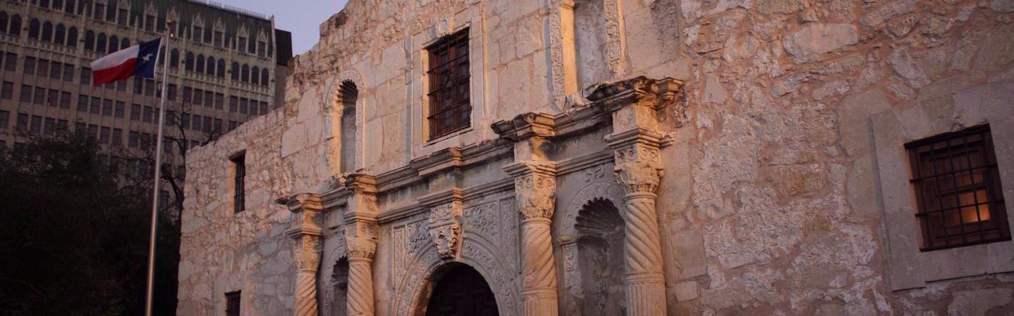 https://upload.wikimedia.org/wikipedia/commons/8/8a/The_Alamo_at_Dusk.jpg