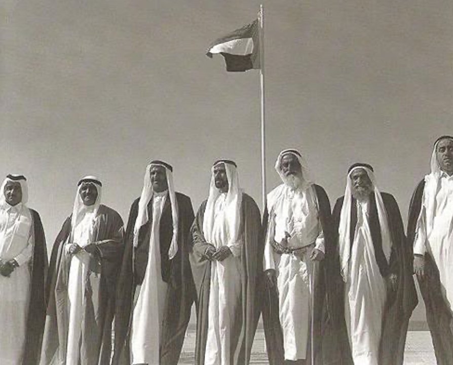 Kandura (Dishdasha): Long white robe in which the kandura became the ...