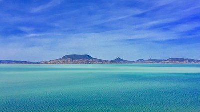 Néha egészen érdekes fény ben tükrözi a víz vissza az ég kékjét.