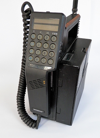 Nokia lanzó Mobira Talkman que llegaba junto con un maletín que incluía ...