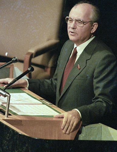 Photo of Gorbachev giving a speech in 1988