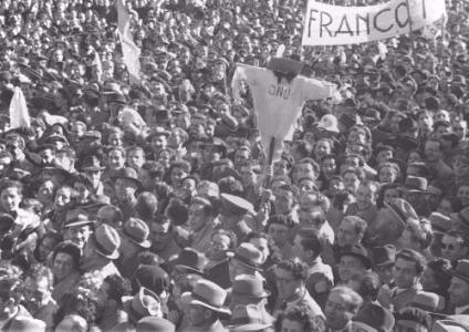 Demonstration in favor of Franco and againstinternational isolation