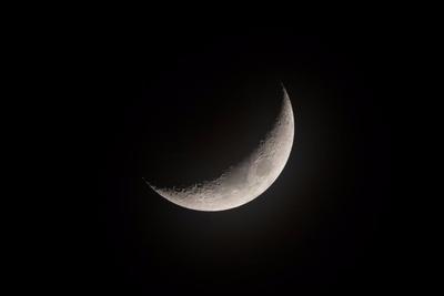 My mom was born on October 6, 1975, the date of the waxing crescent