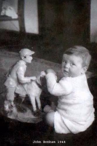 John Bonham era una grande nene. Él era jugaba con juguetes.