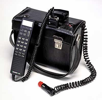 1982: Nokia lanzo al mercado su primer teléfono celular llamado mobira ...