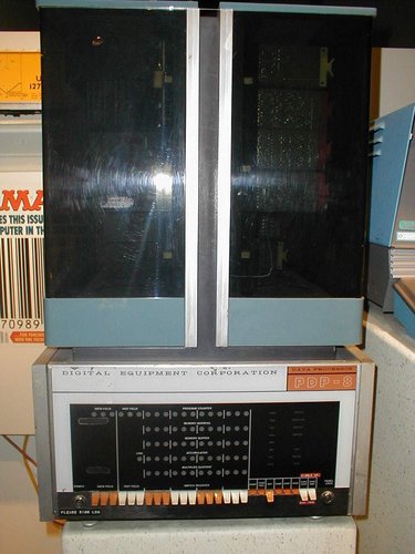 La PDP - 8 (Programmed Data Processor - 8 ), fue la primera ...