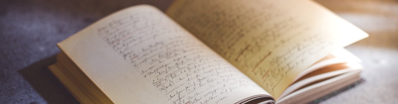 Antiguo libro escrito a mano. Por Kiwihug (https://unsplash.com/photos ...